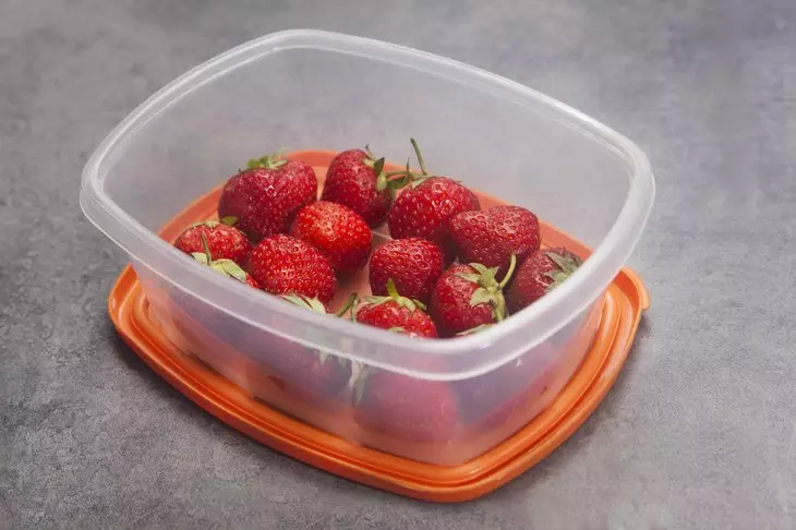 Mga strawberry sa usa ka plastik nga sudlanan sa pagtipig sa pagkaon