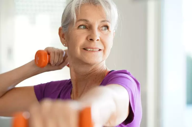 Usa ka babaye nga nag-ehersisyo gamit ang mga dumbbells