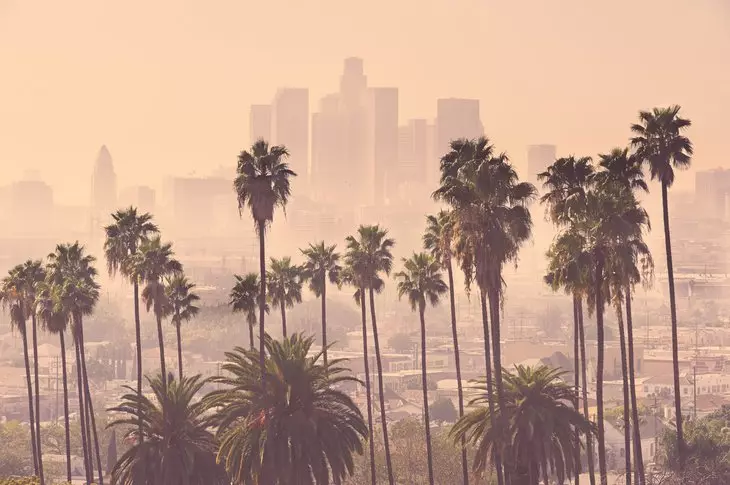 Rokerige skyline van Los Angeles