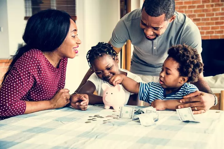 Familie geld besparen in een spaarvarken