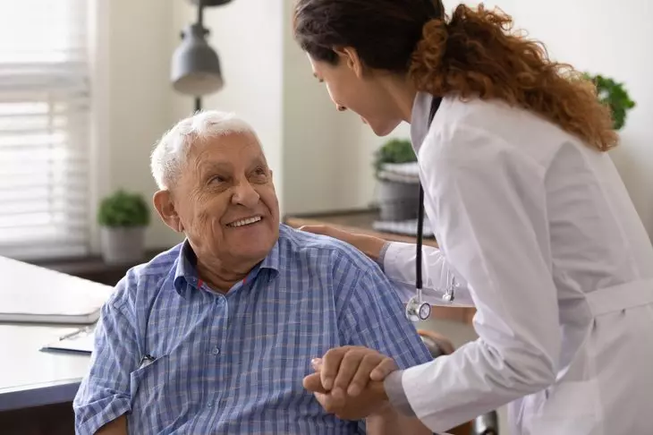 Gelukkig senior man op het kantoor van een dokter