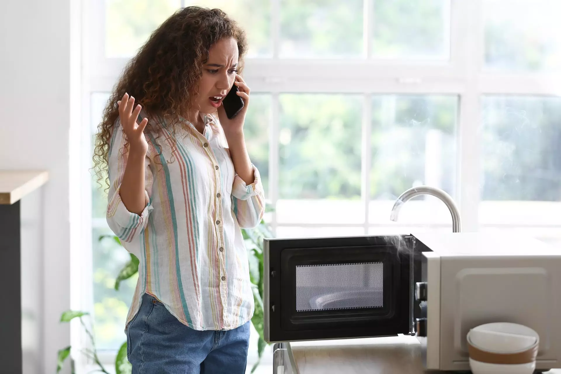 Zinthu 8 Zomwe Simuyenera Kuyika mu Microwave