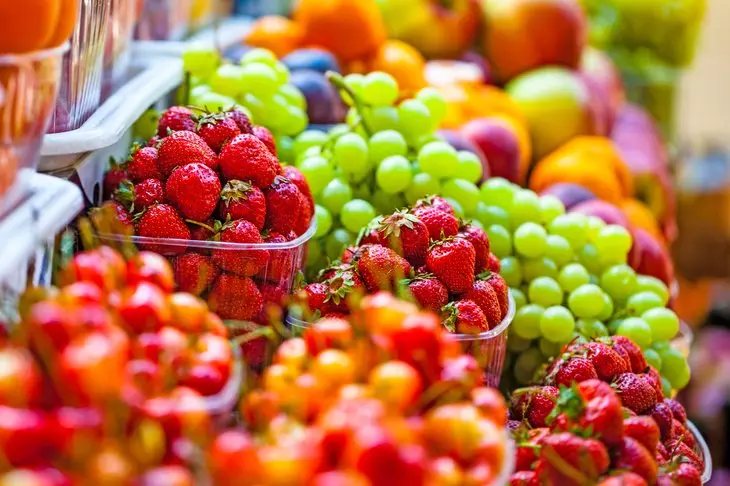 Primer pla de productes frescos al mercat.