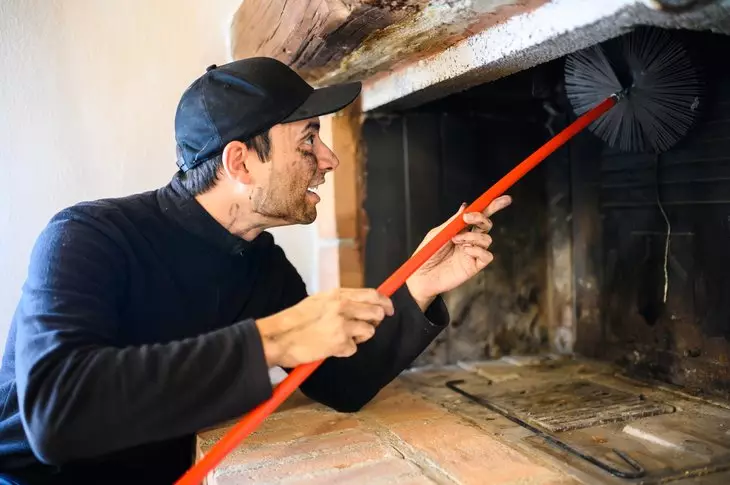 Pag-inspeksyon sa fireplace ug paglimpyo sa usa ka eksperto sa chimney sweep