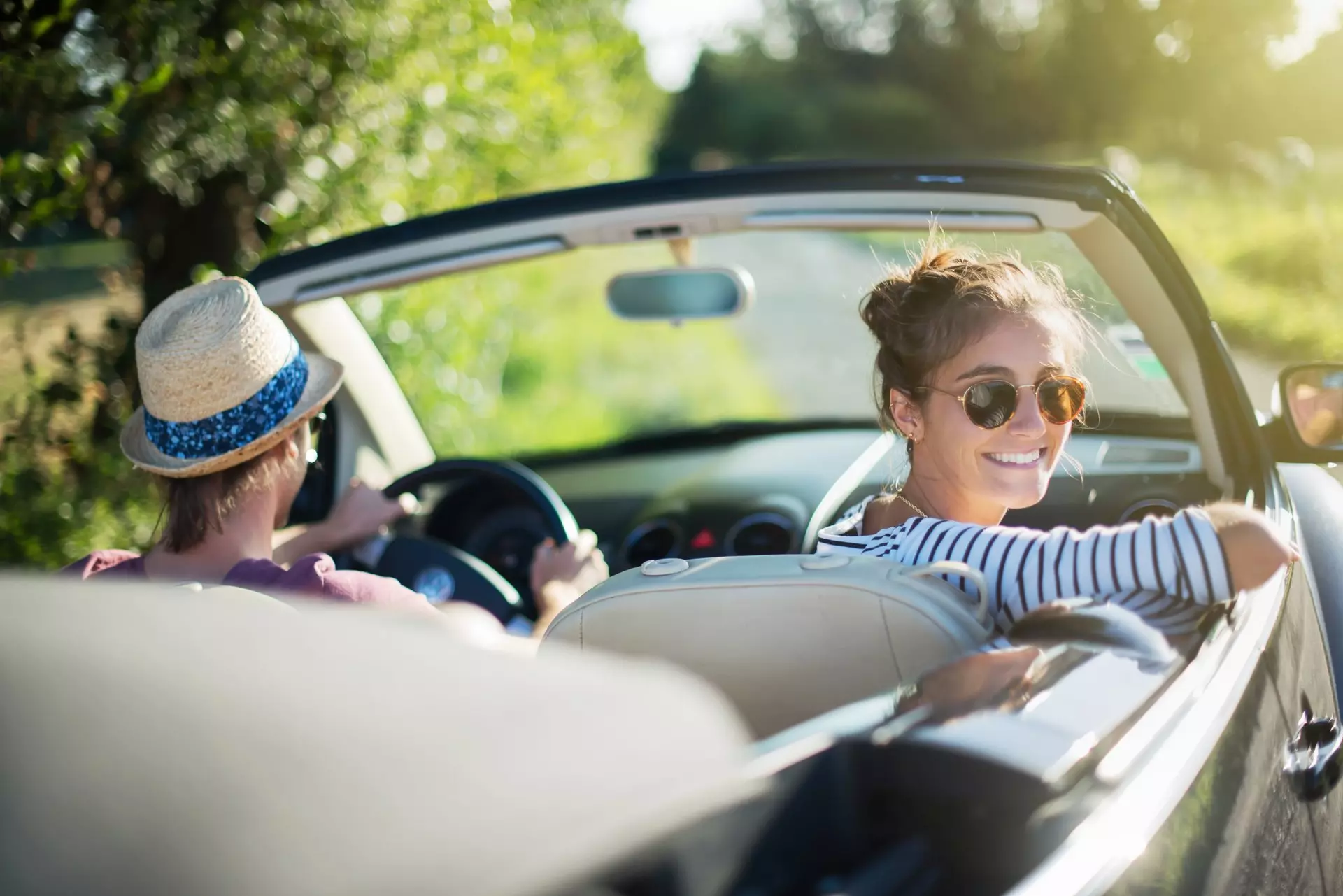 Hoe om ekstra geld te verdien deur jou motor te verhuur