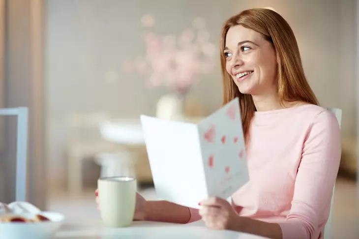 Dona amb targeta de felicitació