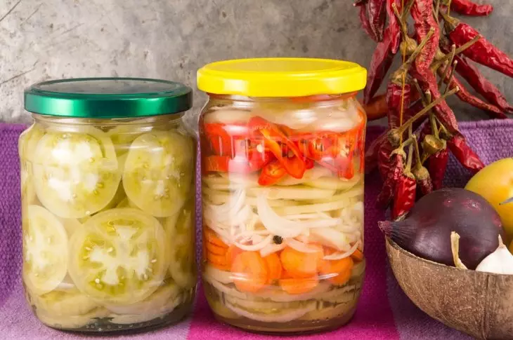 Cov jars nrog pickled veggies hauv.