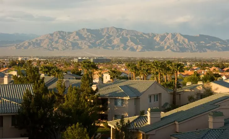 Kejiranan Las Vegas dengan bukit pasir di seberangnya.