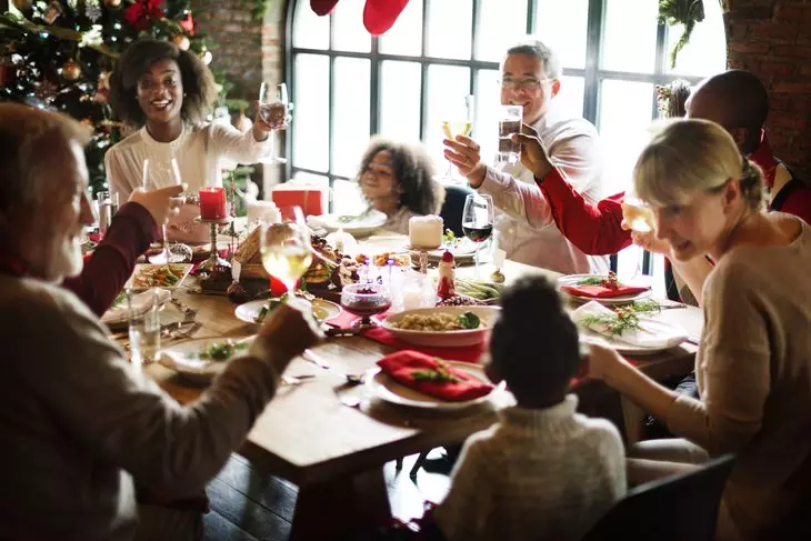 Familie zusammen Weihnachtsfeier vielfältige multiethnische Familie