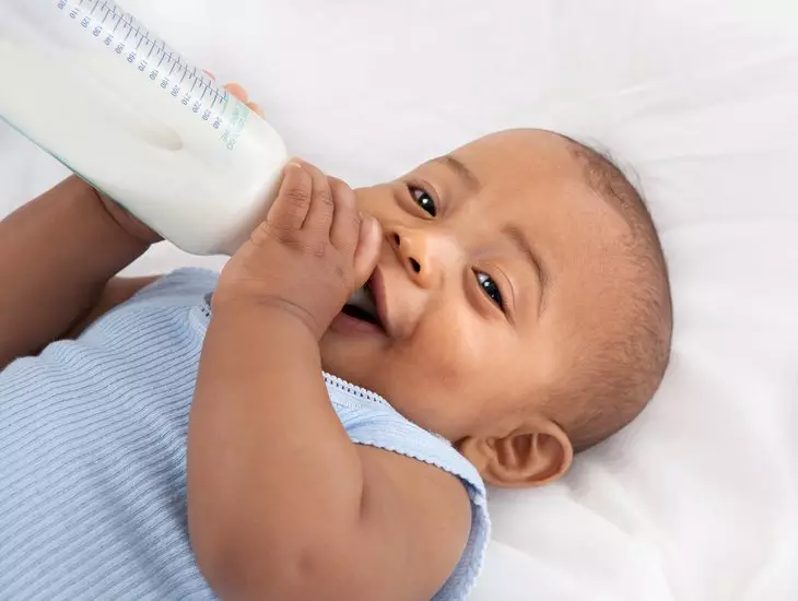 Baby trinkt eine Flasche Milch