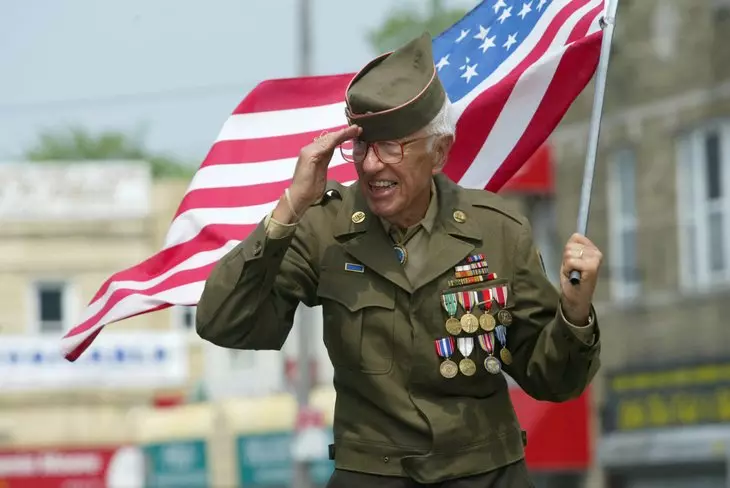 Veterano estadounidense con bandera estadounidense