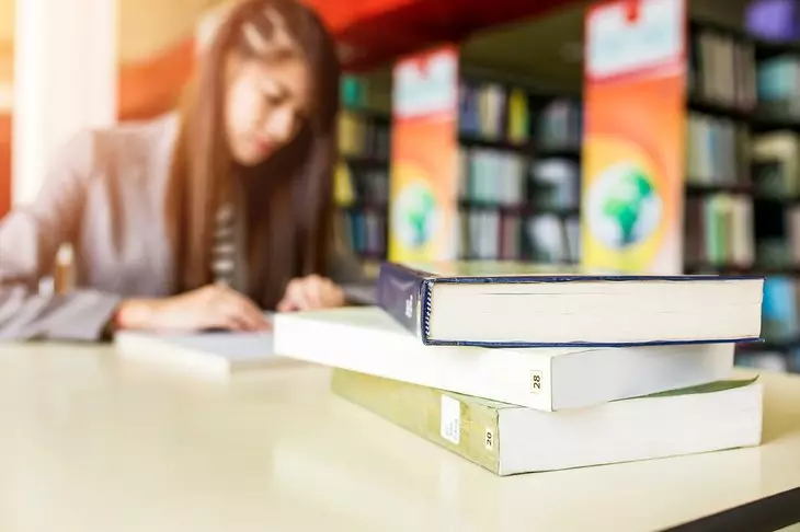 Student in bibliotheek