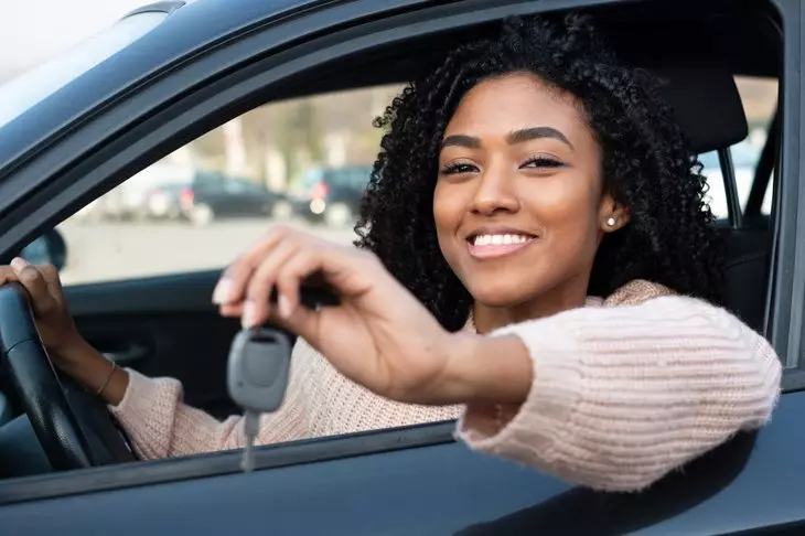 Gelukkige vrouwelijke chauffeur