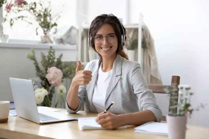 femme travailleuse à distance travaillant à domicile