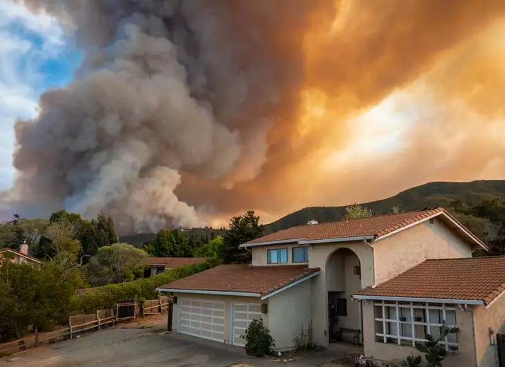 Incêndio se aproximando de uma casa