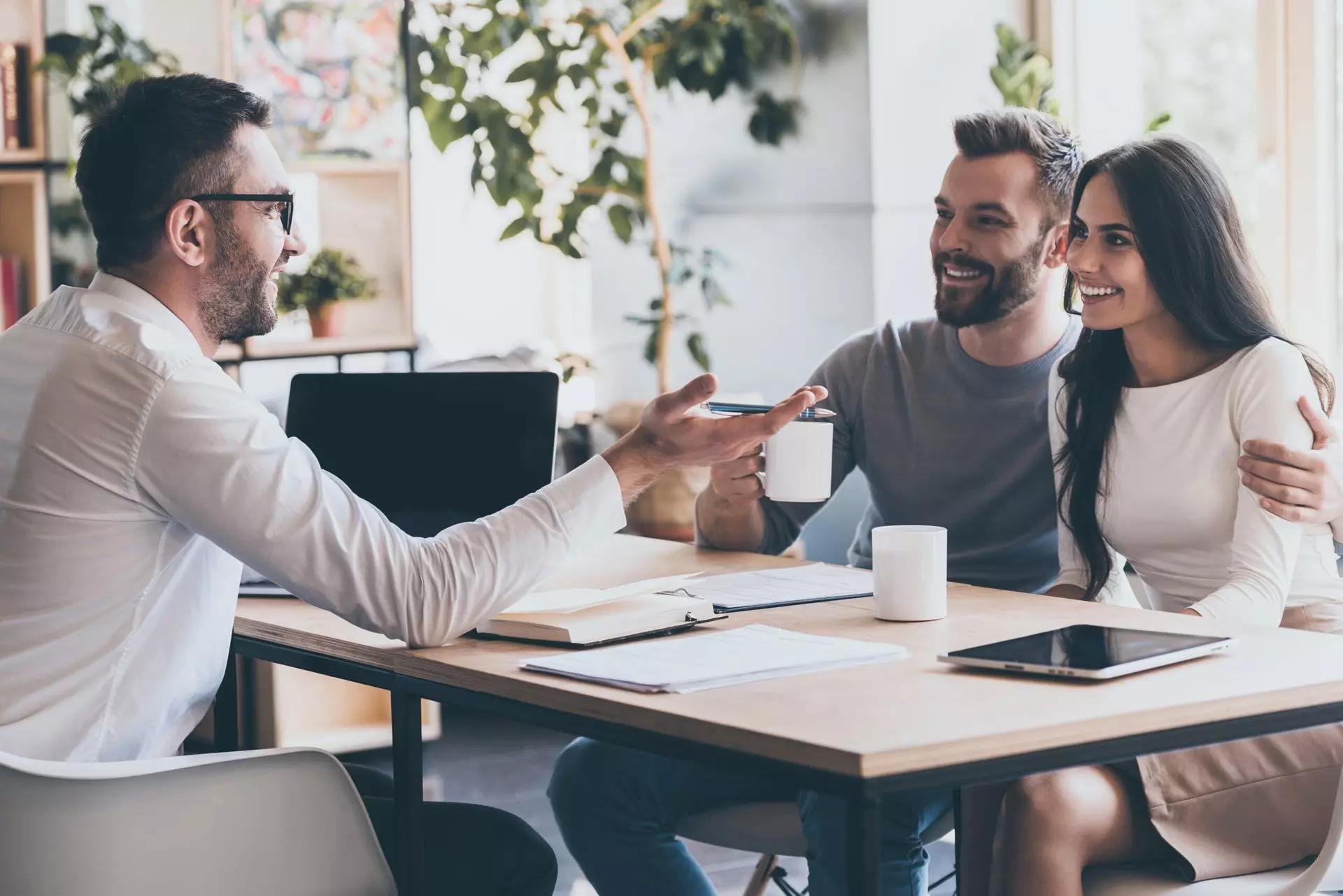 Un couple qui reçoit des conseils financiers