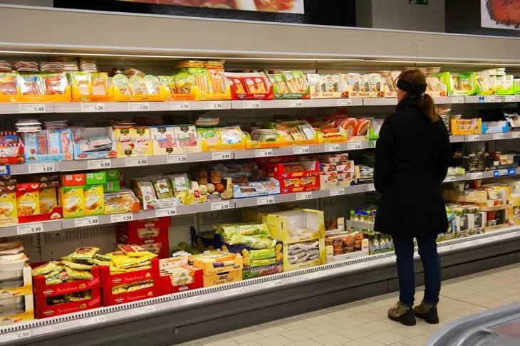 Kobieta kupuje artykuły spożywcze w Aldi