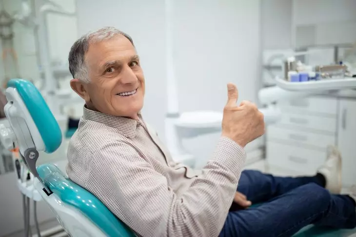 Senior feliz en el dentista