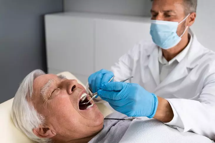 Hombre mayor en el dentista