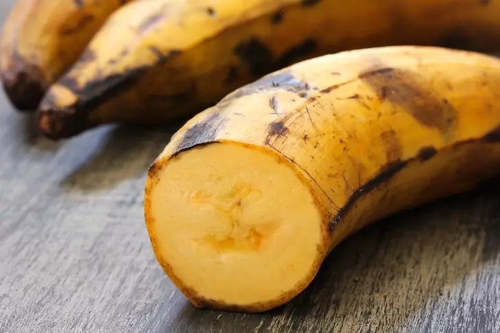 Plátano cortado por la mitad