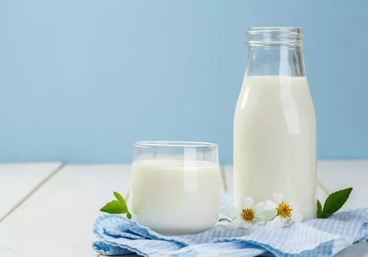 Vaso y botella de leche