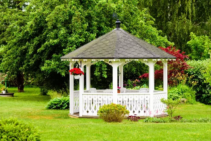 Gazebo sa likod-bahay