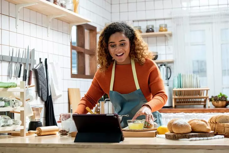 Wanita memasak di rumah