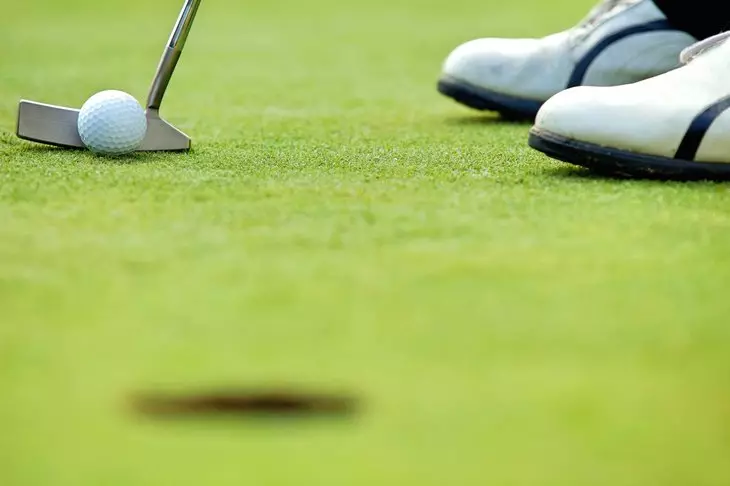 Golf ayakkabıları ve kulüp