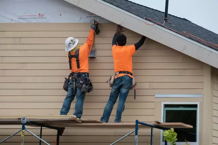 Ehitustöölised paigaldavad Californias Los Angeleses asuvale majale vinüülvooderdust