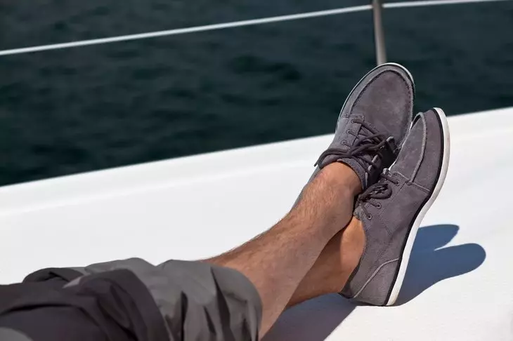 Non necesitas un barco para gozar de relaxarse cos zapatos de cuberta, pero non fai mal.