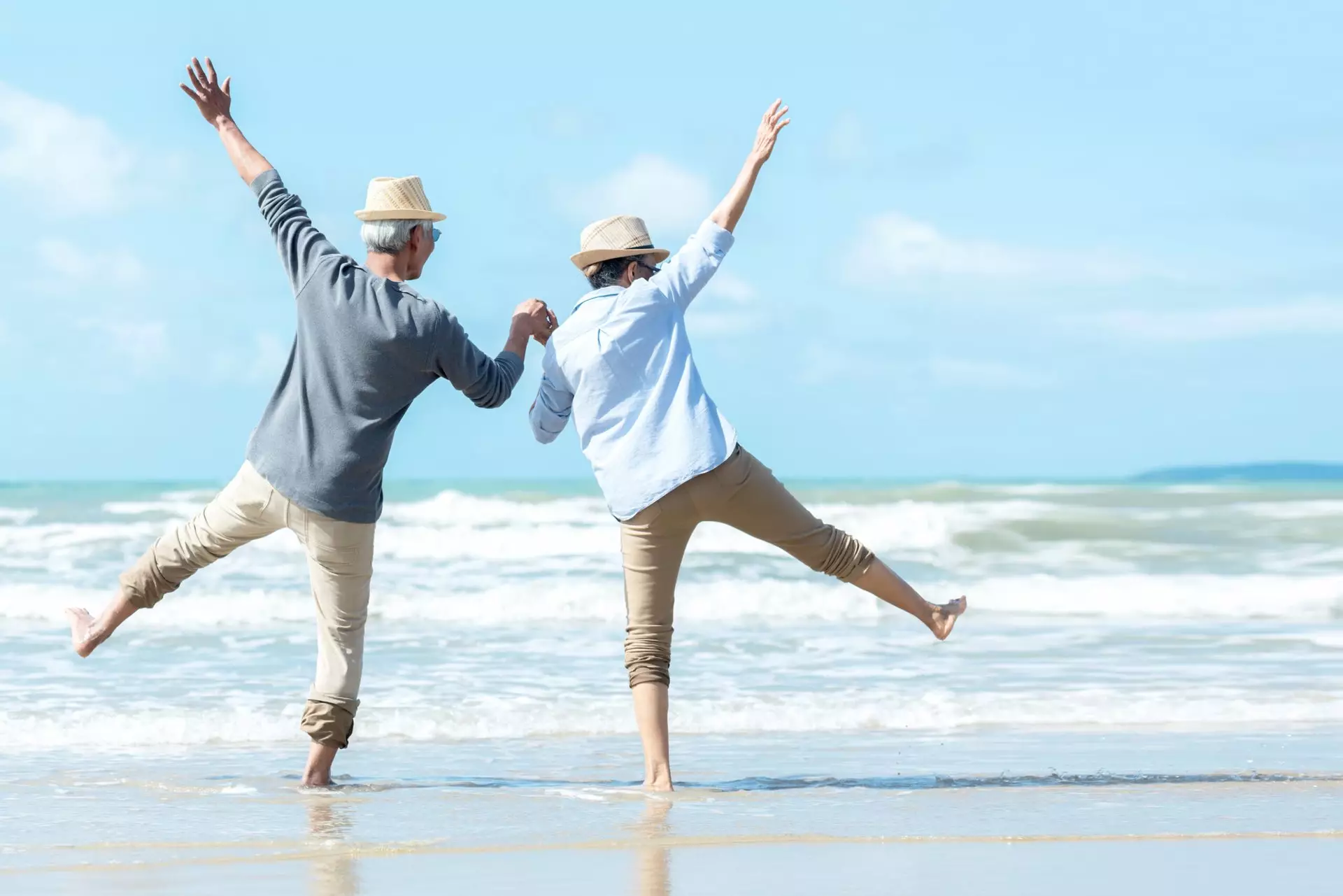 Senior paartjie op die strand