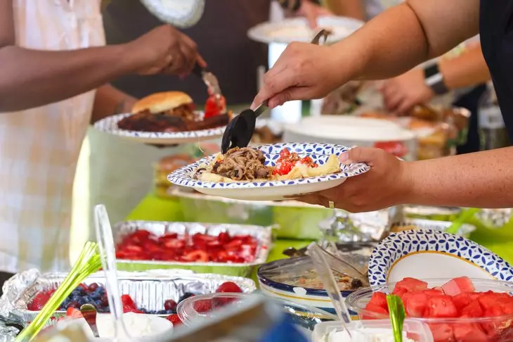 Isidlo sakusihlwa se-potluck sasehlobo