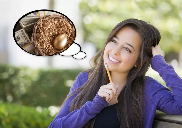 Vrouw denkt aan haar nestei