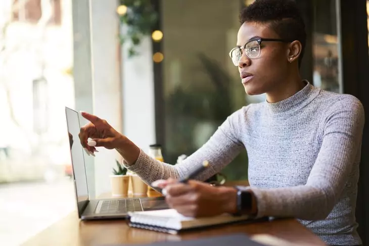 Vrouw bezig met investeringen op haar computer