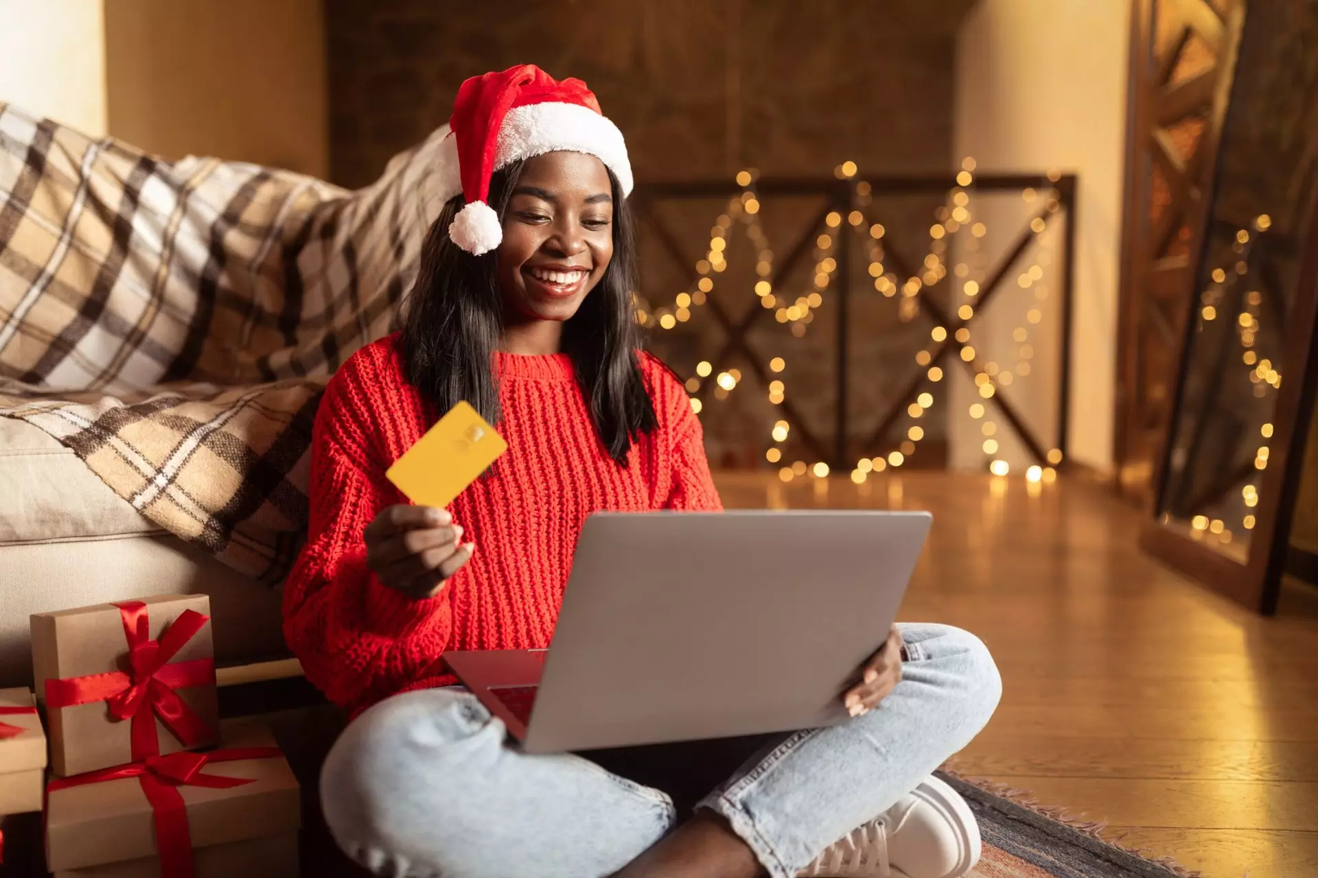 Donna che acquista online i regali di Natale