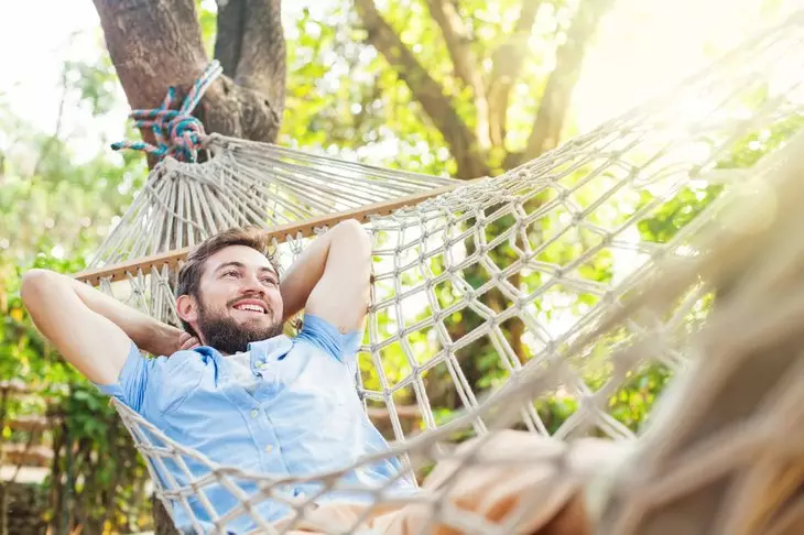 Monna ea phomotseng ka har'a hammock