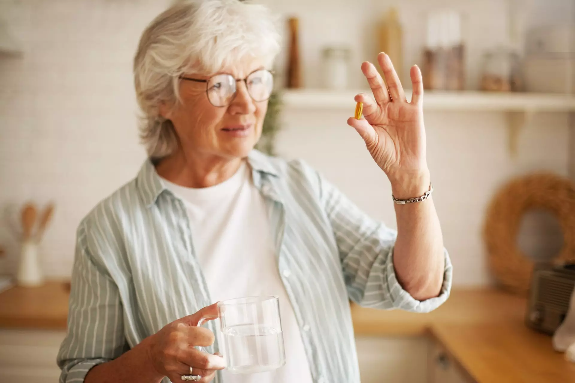 Kvinna som håller en multivitamin